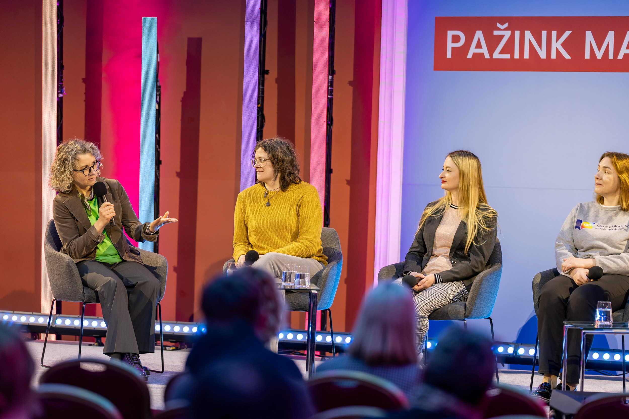 Autizmas – pažink mane: atidaryta tapybos paroda, Rotušėje vyko ...
